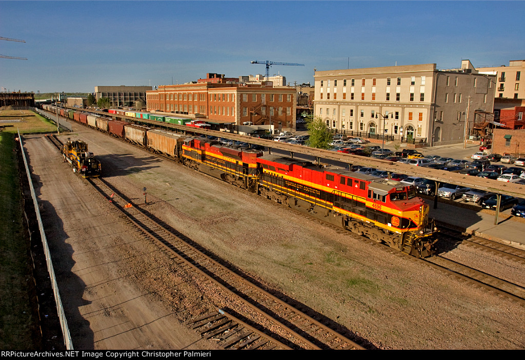 KCS 4696 and KCS 4122 Lead BNSF G-CBLKCM3-31